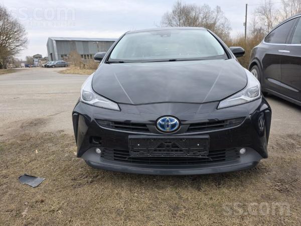 Black Toyota Prius 2022 in Jelgava, with an engine capacity of 1.80 L and mileage of 248 thousand km for 12900 €, photo 2 on AUTOMOTO.COM.LV