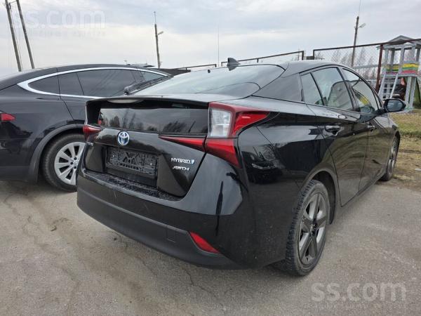 Black Toyota Prius 2022 in Jelgava, with an engine capacity of 1.80 L and mileage of 248 thousand km for 12900 €, photo 5 on AUTOMOTO.COM.LV