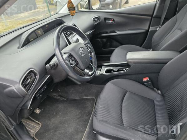 Black Toyota Prius 2022 in Jelgava, with an engine capacity of 1.80 L and mileage of 248 thousand km for 12900 €, photo 7 on AUTOMOTO.COM.LV