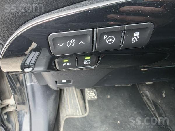 Black Toyota Prius 2022 in Jelgava, with an engine capacity of 1.80 L and mileage of 248 thousand km for 12900 €, photo 8 on AUTOMOTO.COM.LV