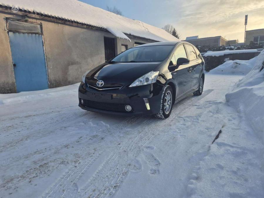 Black Toyota Prius 2013 in Vilnius, with an engine capacity of 1.80 L and mileage of 277 thousand km for 9900 €, photo 3 on AUTOMOTO.COM.LV