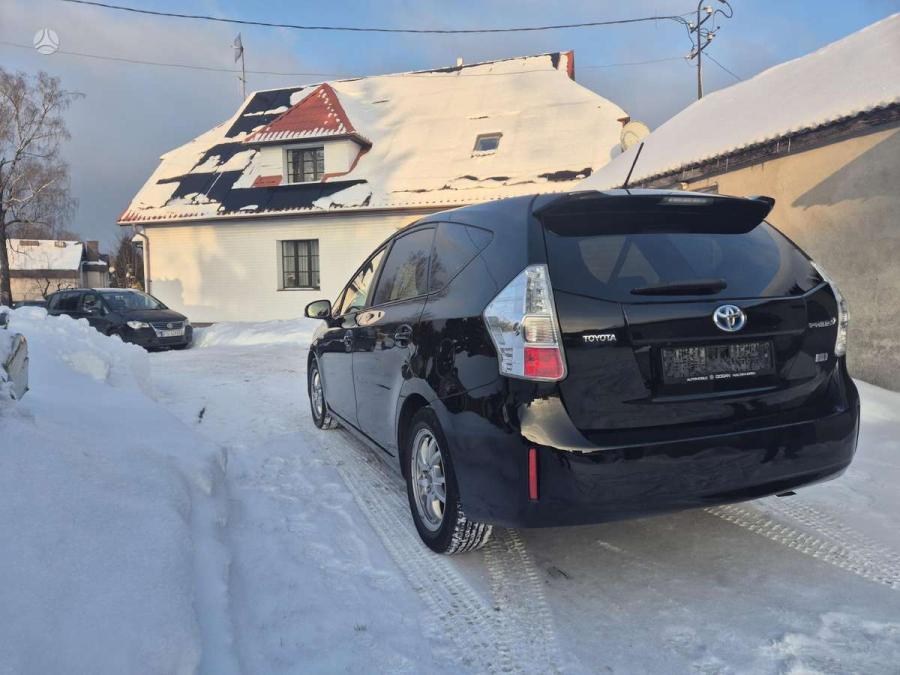 Black Toyota Prius 2013 in Vilnius, with an engine capacity of 1.80 L and mileage of 277 thousand km for 9900 €, photo 4 on AUTOMOTO.COM.LV