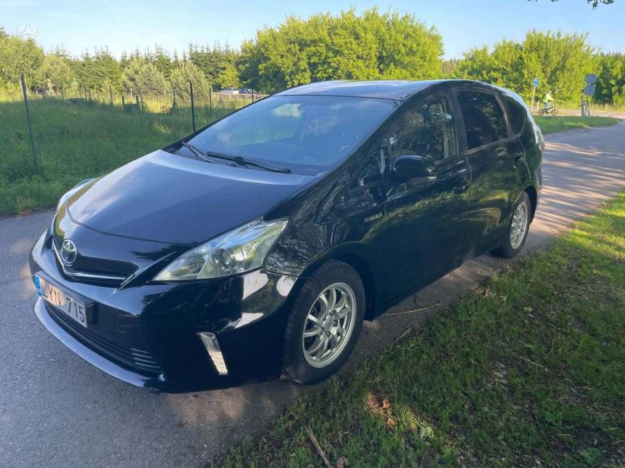 Black Toyota Prius 2014 in Kaunas, with an engine capacity of 1.80 L and mileage of 336 thousand km for 7800 €, photo 3 on AUTOMOTO.COM.LV