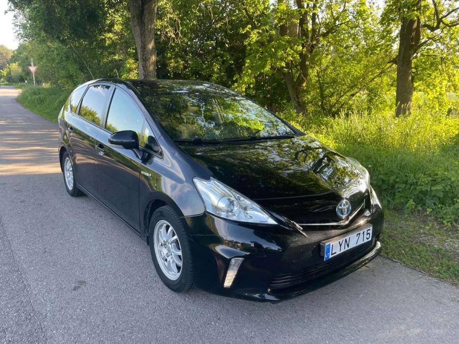 Black Toyota Prius 2014 in Kaunas, with an engine capacity of 1.80 L and mileage of 336 thousand km for 7800 €, photo 4 on AUTOMOTO.COM.LV