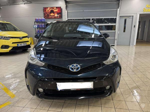 Black Toyota Prius 2017 in Vilnius, with an engine capacity of 1.80 L and mileage of 320 thousand km for 11200 €, photo 2 on AUTOMOTO.COM.LV