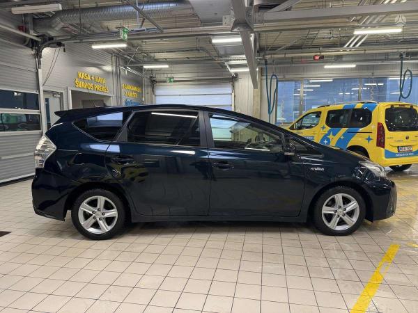 Black Toyota Prius 2017 in Vilnius, with an engine capacity of 1.80 L and mileage of 320 thousand km for 11200 €, photo 4 on AUTOMOTO.COM.LV