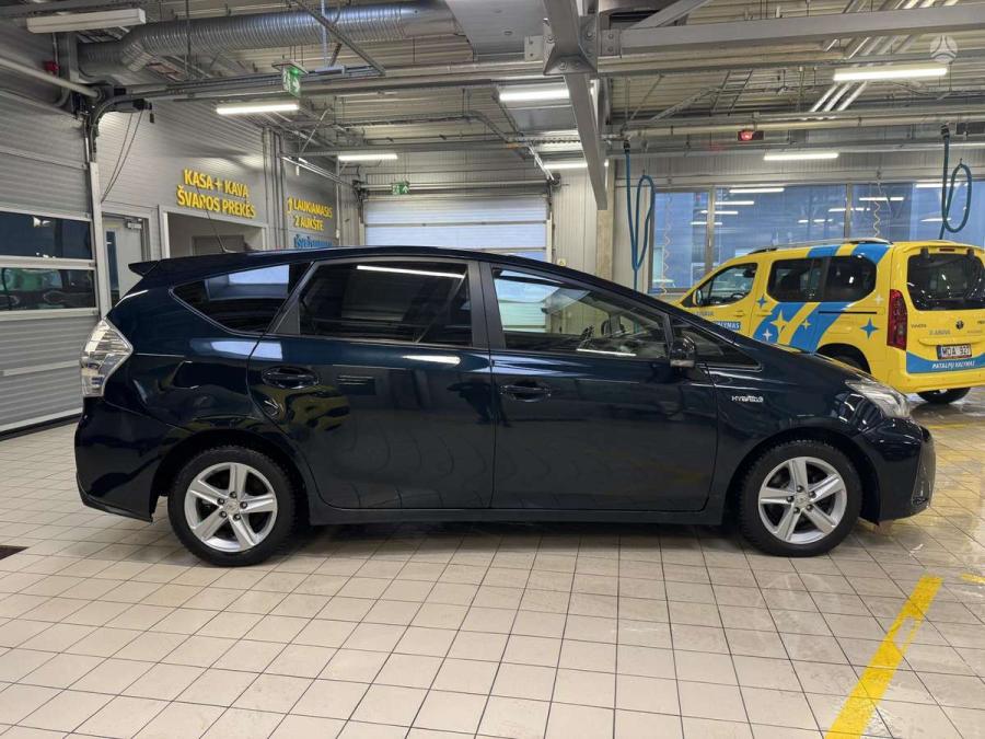 Black Toyota Prius 2017 in Vilnius, with an engine capacity of 1.80 L and mileage of 320 thousand km for 11200 €, photo 4 on AUTOMOTO.COM.LV