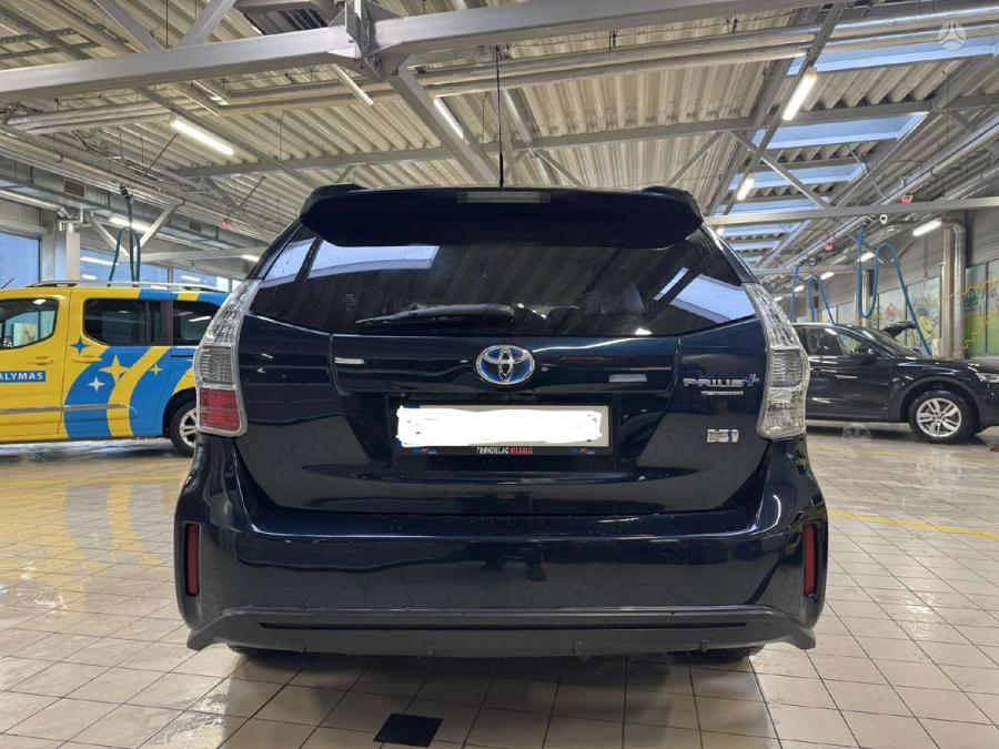 Black Toyota Prius 2017 in Vilnius, with an engine capacity of 1.80 L and mileage of 320 thousand km for 11200 €, photo 8 on AUTOMOTO.COM.LV