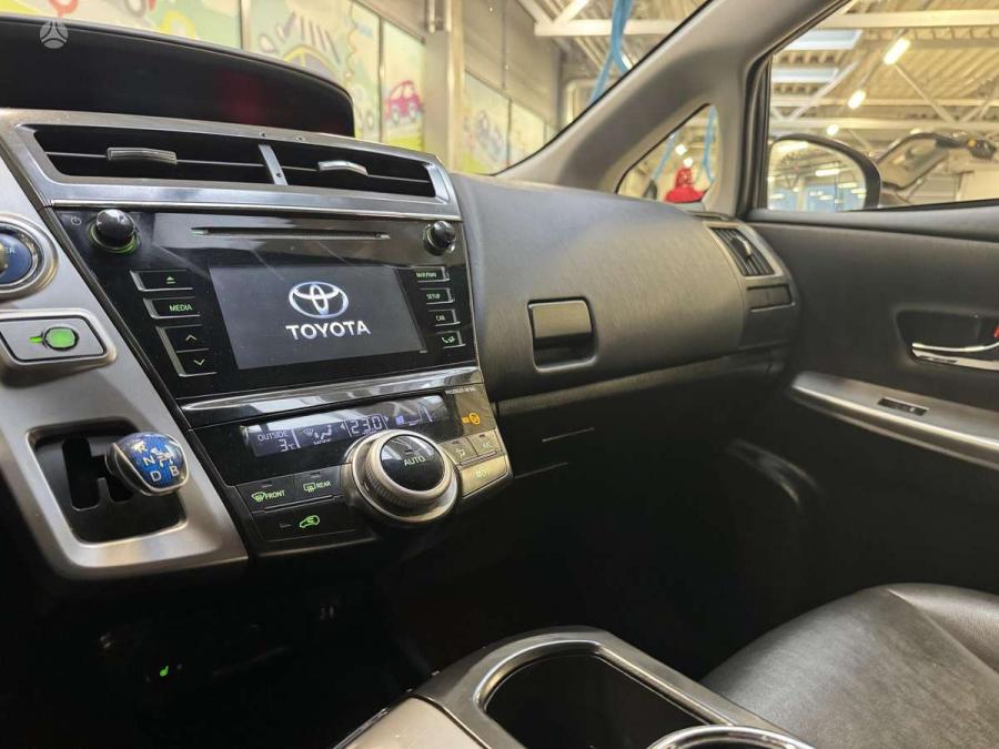 Black Toyota Prius 2017 in Vilnius, with an engine capacity of 1.80 L and mileage of 320 thousand km for 11200 €, photo 12 on AUTOMOTO.COM.LV