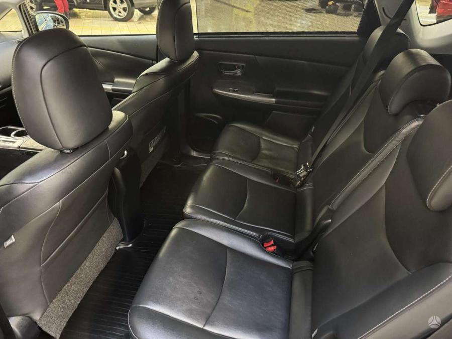 Black Toyota Prius 2017 in Vilnius, with an engine capacity of 1.80 L and mileage of 320 thousand km for 11200 €, photo 16 on AUTOMOTO.COM.LV