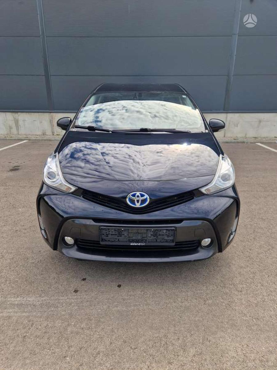 Black Toyota Prius 2017 in Telschi, with an engine capacity of 1.80 L and mileage of 285 thousand km for 12500 €, photo 4 on AUTOMOTO.COM.LV