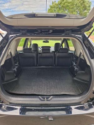Black Toyota Prius 2017 in Telschi, with an engine capacity of 1.80 L and mileage of 285 thousand km for 12500 €, photo 10 on AUTOMOTO.COM.LV