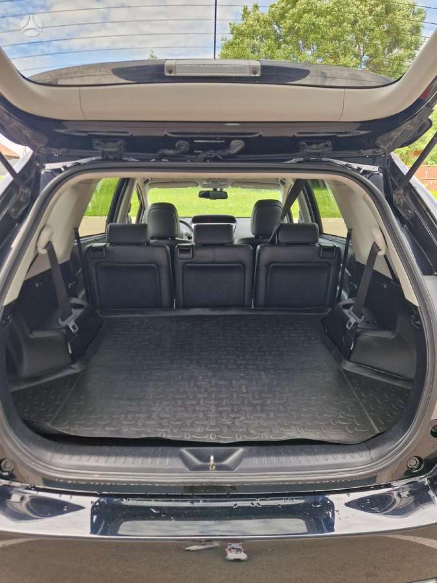 Black Toyota Prius 2017 in Telschi, with an engine capacity of 1.80 L and mileage of 285 thousand km for 12500 €, photo 10 on AUTOMOTO.COM.LV