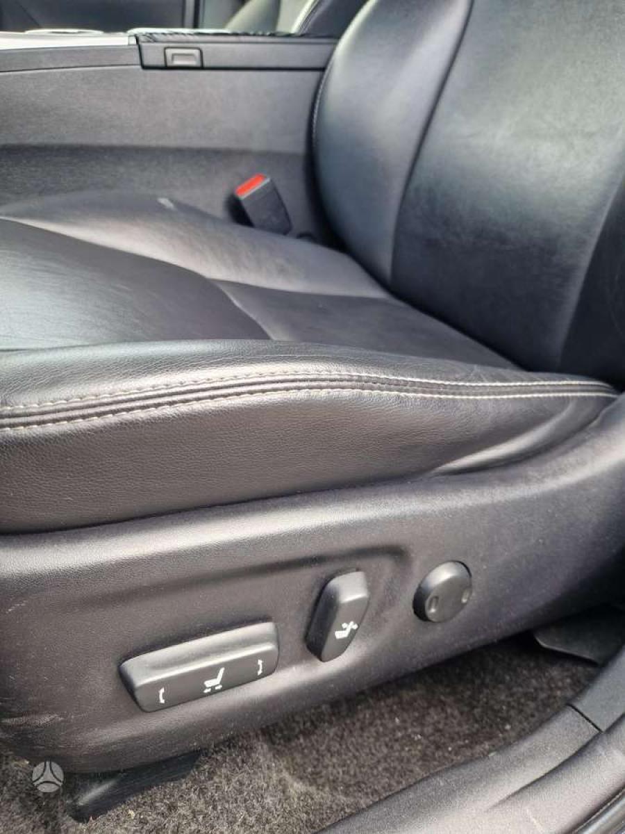 Black Toyota Prius 2017 in Telschi, with an engine capacity of 1.80 L and mileage of 285 thousand km for 12500 €, photo 13 on AUTOMOTO.COM.LV