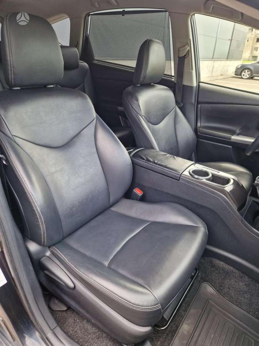 Black Toyota Prius 2017 in Telschi, with an engine capacity of 1.80 L and mileage of 285 thousand km for 12500 €, photo 15 on AUTOMOTO.COM.LV