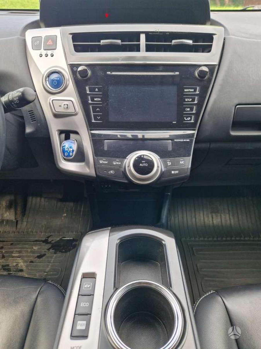 Black Toyota Prius 2017 in Telschi, with an engine capacity of 1.80 L and mileage of 285 thousand km for 12500 €, photo 23 on AUTOMOTO.COM.LV