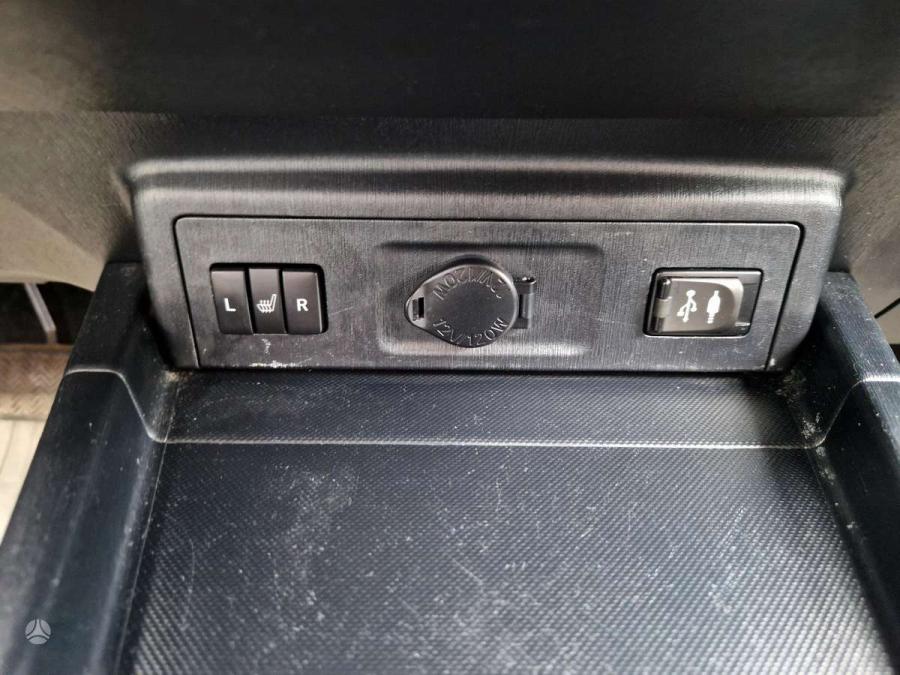 Black Toyota Prius 2017 in Telschi, with an engine capacity of 1.80 L and mileage of 285 thousand km for 12500 €, photo 24 on AUTOMOTO.COM.LV
