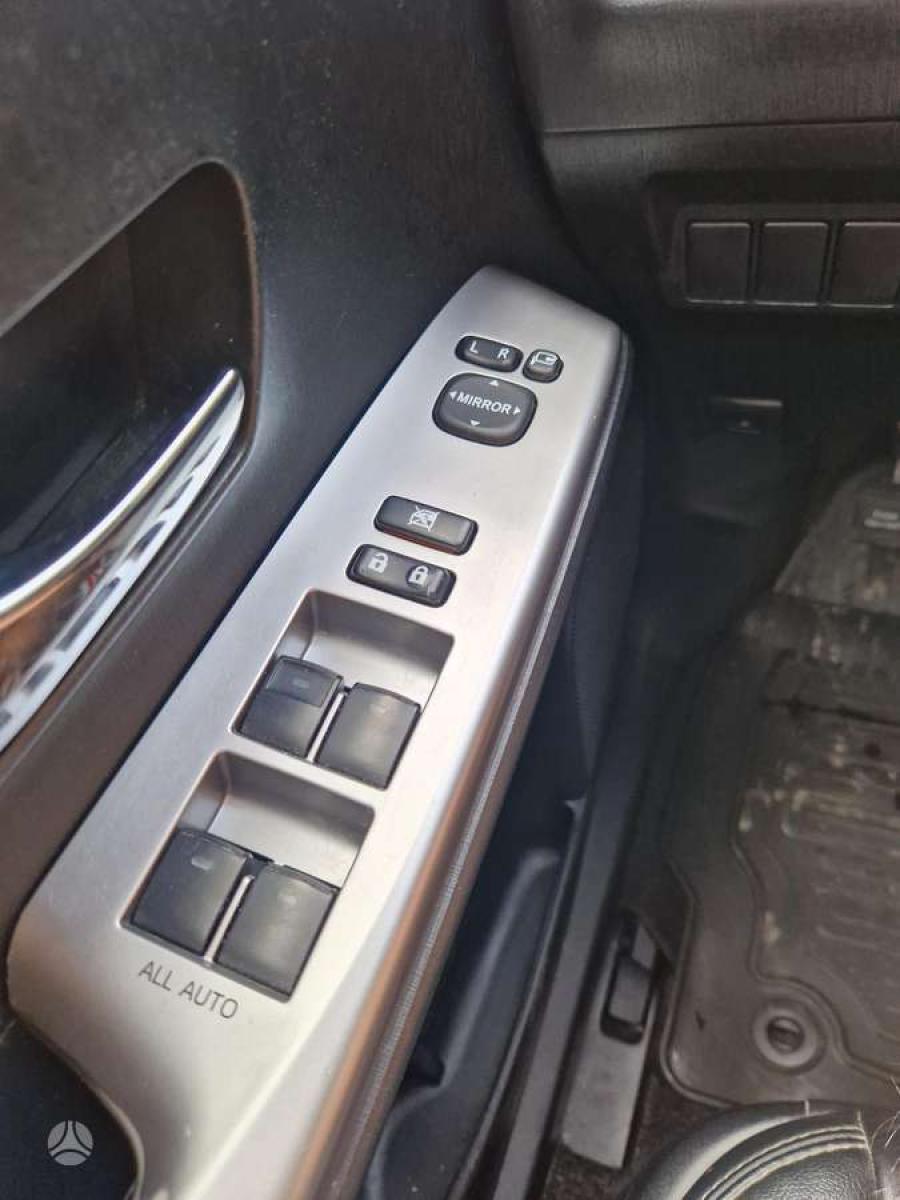 Black Toyota Prius 2017 in Telschi, with an engine capacity of 1.80 L and mileage of 285 thousand km for 12500 €, photo 26 on AUTOMOTO.COM.LV