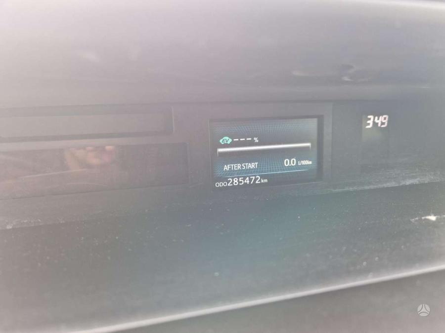 Black Toyota Prius 2017 in Telschi, with an engine capacity of 1.80 L and mileage of 285 thousand km for 12500 €, photo 28 on AUTOMOTO.COM.LV