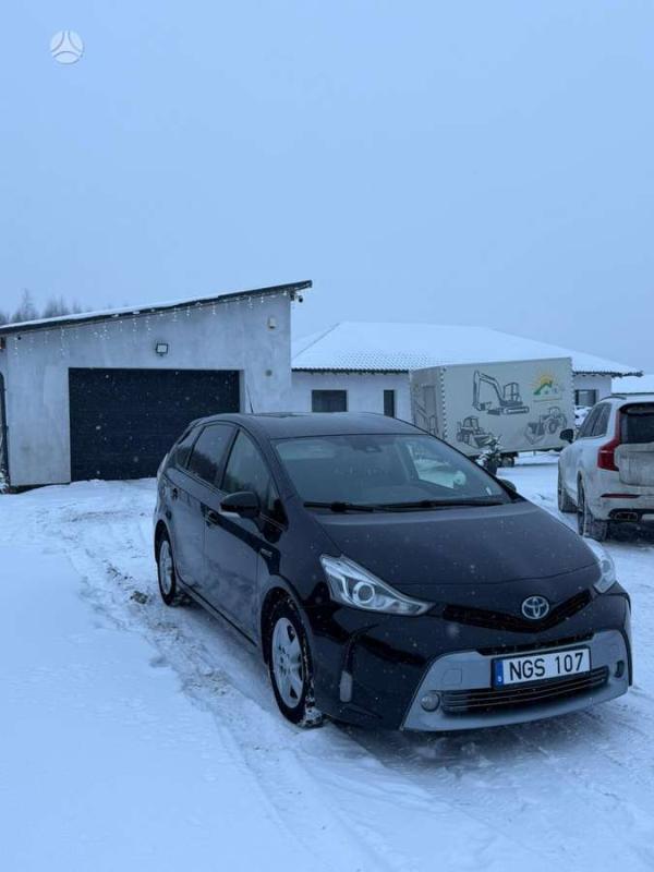 Black Toyota Prius 2018 in Vilnius, with an engine capacity of 1.80 L and mileage of 219 thousand km for 12600 €, photo 2 on AUTOMOTO.COM.LV