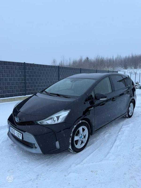Black Toyota Prius 2018 in Vilnius, with an engine capacity of 1.80 L and mileage of 219 thousand km for 12600 €, photo 3 on AUTOMOTO.COM.LV
