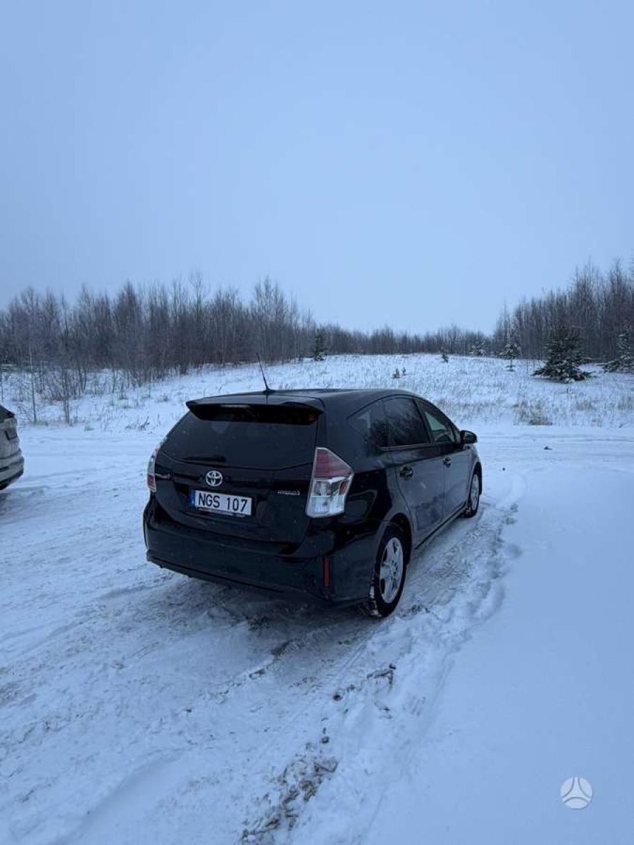 Black Toyota Prius 2018 in Vilnius, with an engine capacity of 1.80 L and mileage of 219 thousand km for 12600 €, photo 4 on AUTOMOTO.COM.LV