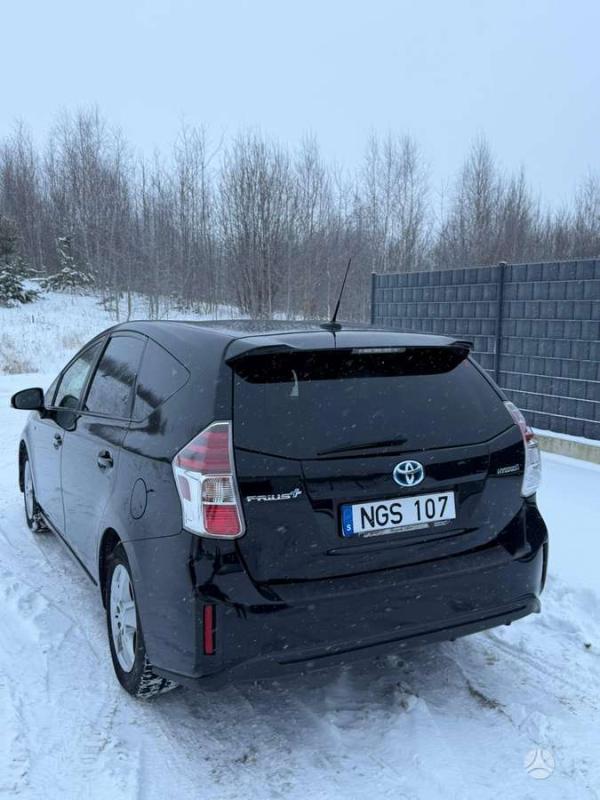 Black Toyota Prius 2018 in Vilnius, with an engine capacity of 1.80 L and mileage of 219 thousand km for 12600 €, photo 5 on AUTOMOTO.COM.LV