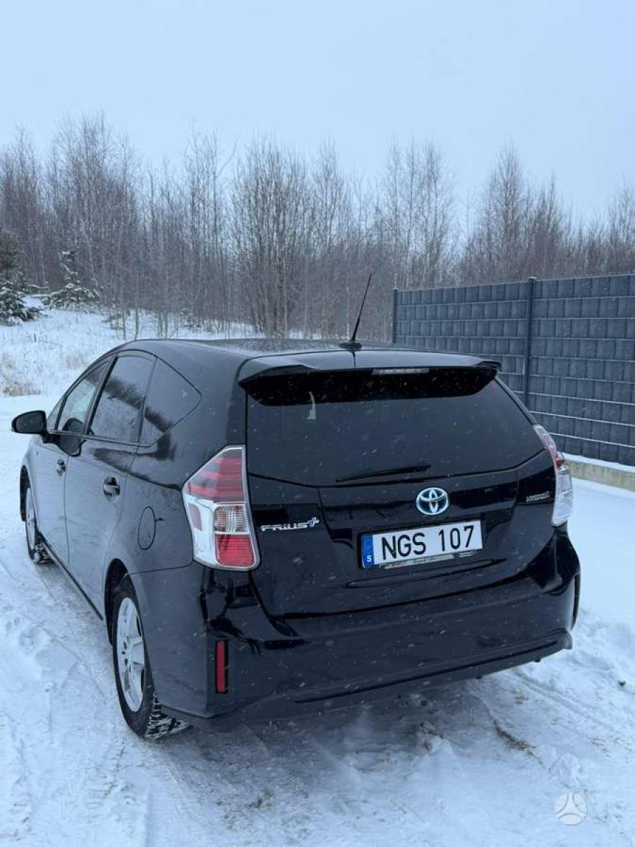 Black Toyota Prius 2018 in Vilnius, with an engine capacity of 1.80 L and mileage of 219 thousand km for 12600 €, photo 5 on AUTOMOTO.COM.LV