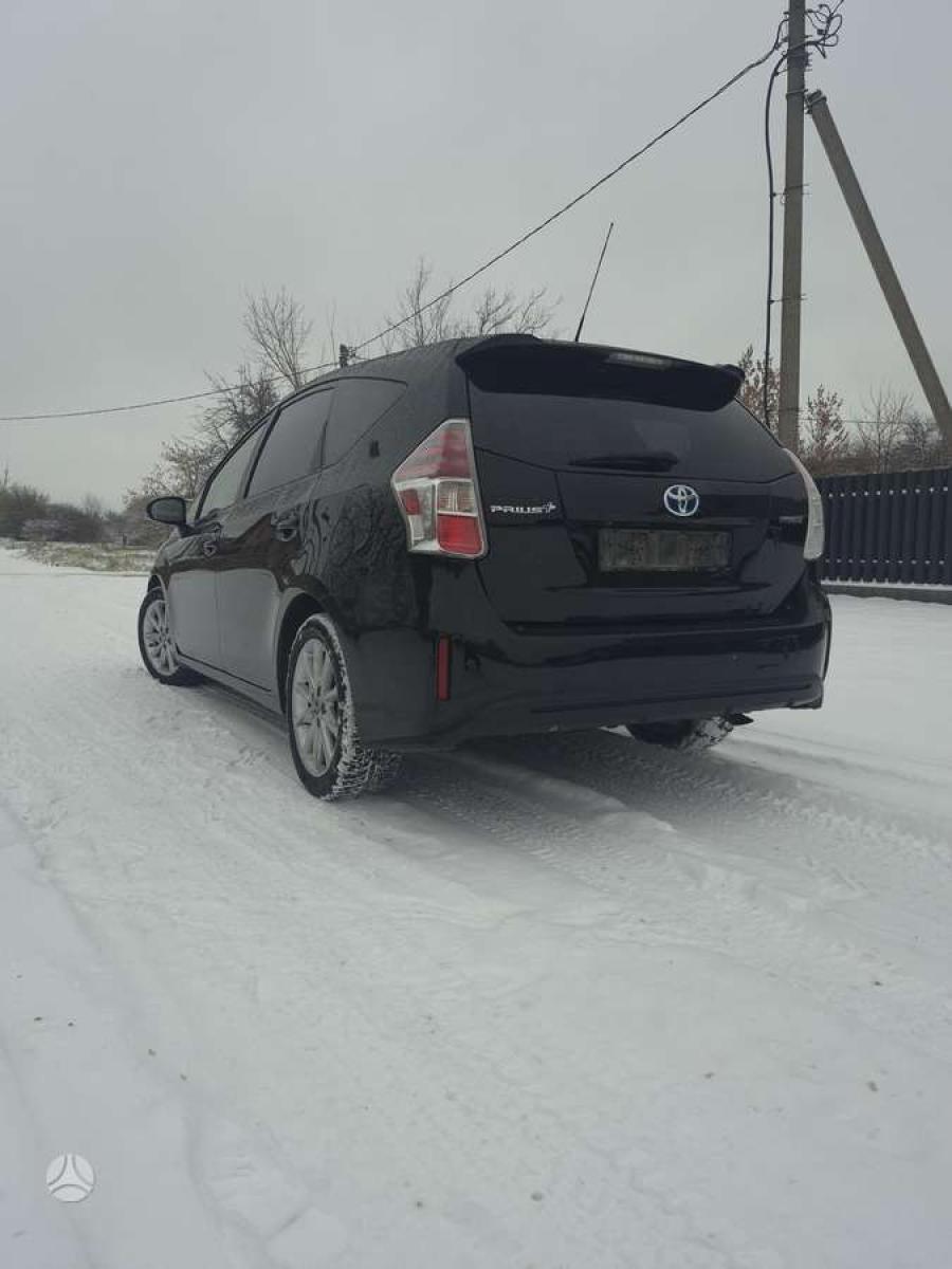 Black Toyota Prius 2020 in Siauliai, with an engine capacity of 1.80 L and mileage of 360 thousand km for 13300 €, photo 3 on AUTOMOTO.COM.LV