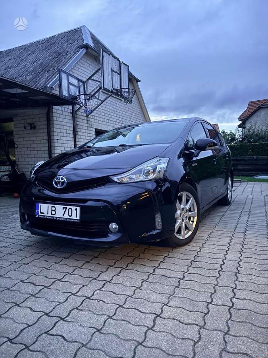 Black Toyota Prius 2015 in Mazeikiai, with an engine capacity of 1.80 L and mileage of 266 thousand km for 9100 €, photo 1 on AUTOMOTO.COM.LV