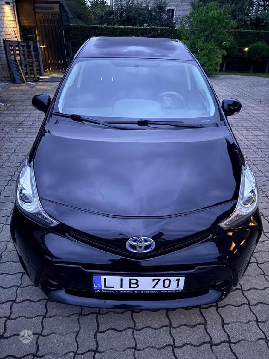 Black Toyota Prius 2015 in Mazeikiai, with an engine capacity of 1.80 L and mileage of 266 thousand km for 9100 €, photo 4 on AUTOMOTO.COM.LV