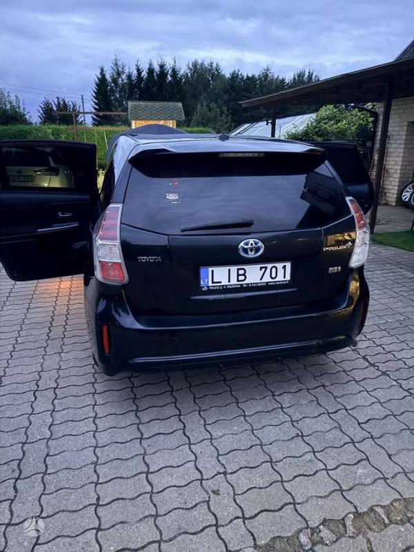 Black Toyota Prius 2015 in Mazeikiai, with an engine capacity of 1.80 L and mileage of 266 thousand km for 9100 €, photo 5 on AUTOMOTO.COM.LV