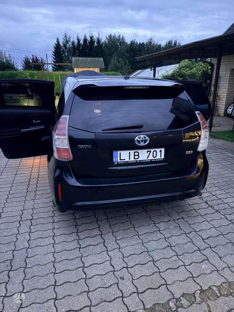 Black Toyota Prius 2015 in Mazeikiai, with an engine capacity of 1.80 L and mileage of 266 thousand km for 9100 €, photo 5 on AUTOMOTO.COM.LV