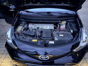 Black Toyota Prius 2015 in Mazeikiai, with an engine capacity of 1.80 L and mileage of 266 thousand km for 9100 €, photo 6 on AUTOMOTO.COM.LV