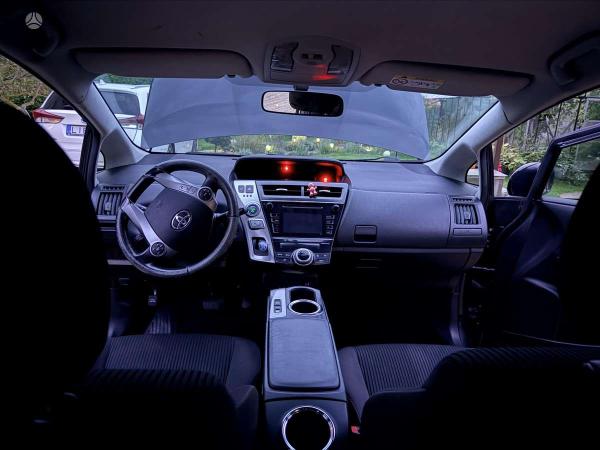Black Toyota Prius 2015 in Mazeikiai, with an engine capacity of 1.80 L and mileage of 266 thousand km for 9100 €, photo 8 on AUTOMOTO.COM.LV