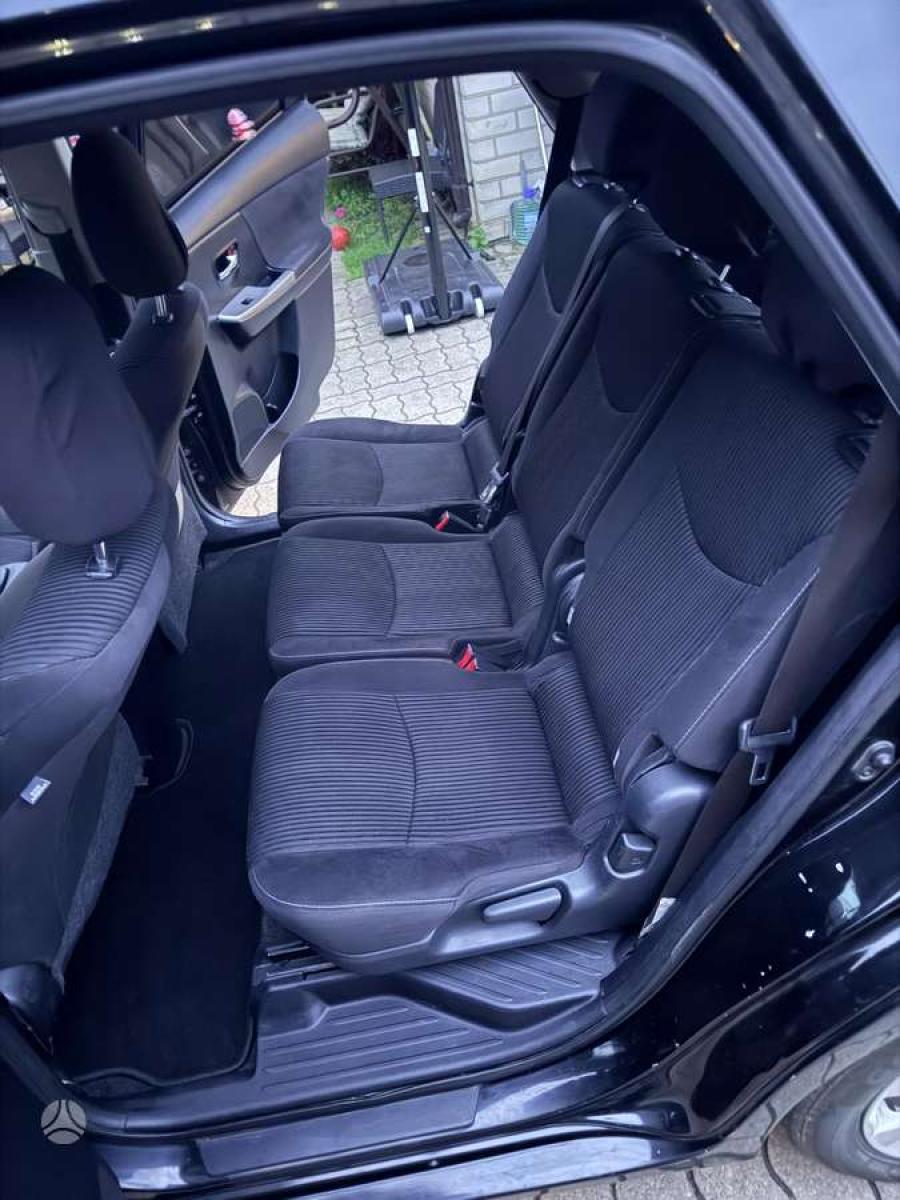 Black Toyota Prius 2015 in Mazeikiai, with an engine capacity of 1.80 L and mileage of 266 thousand km for 9100 €, photo 9 on AUTOMOTO.COM.LV