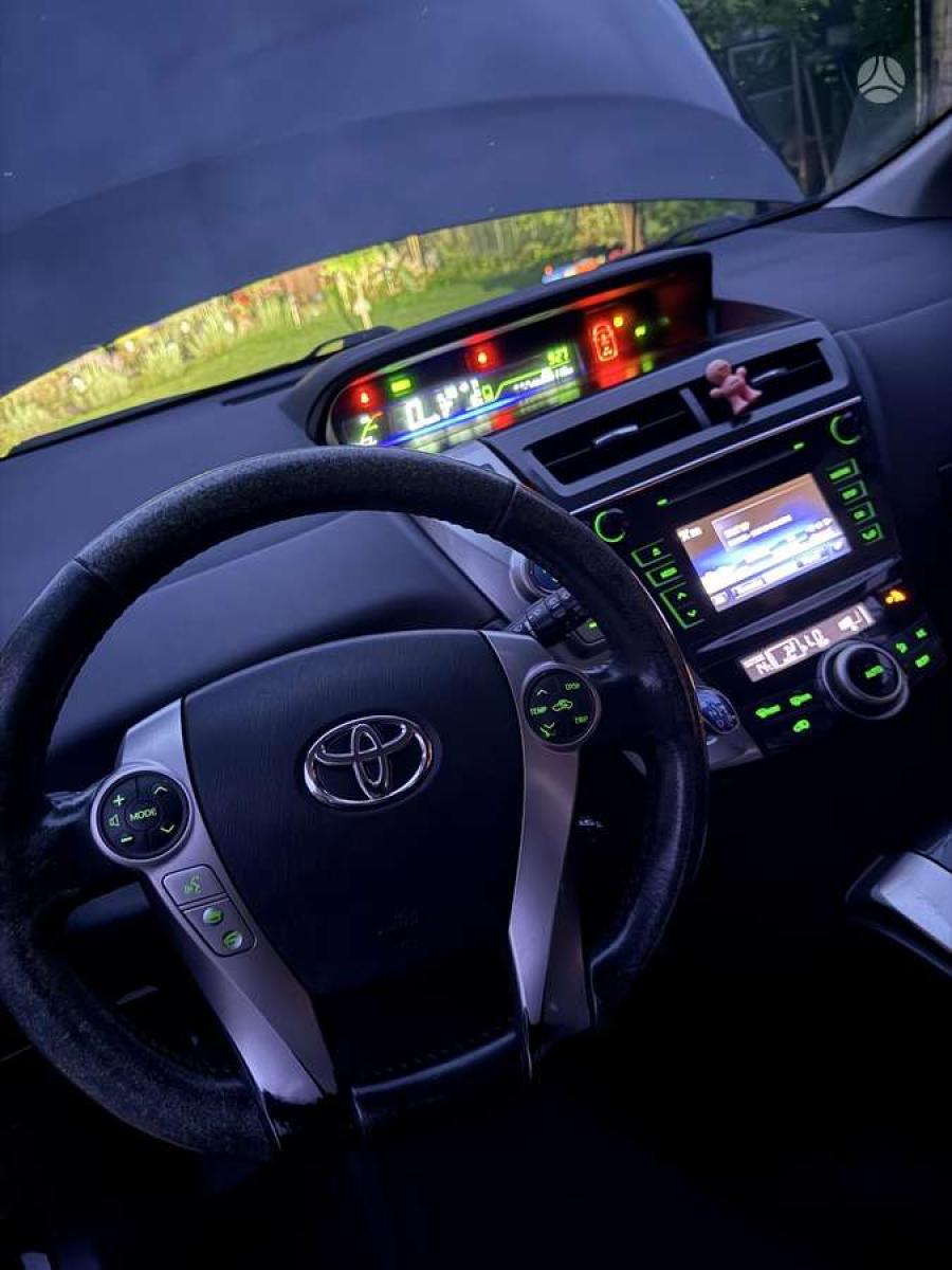 Black Toyota Prius 2015 in Mazeikiai, with an engine capacity of 1.80 L and mileage of 266 thousand km for 9100 €, photo 10 on AUTOMOTO.COM.LV