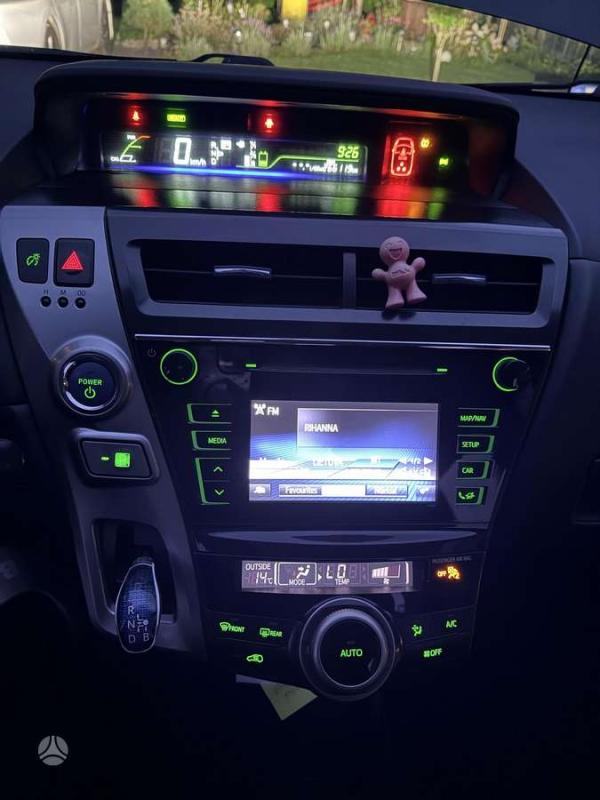 Black Toyota Prius 2015 in Mazeikiai, with an engine capacity of 1.80 L and mileage of 266 thousand km for 9100 €, photo 11 on AUTOMOTO.COM.LV