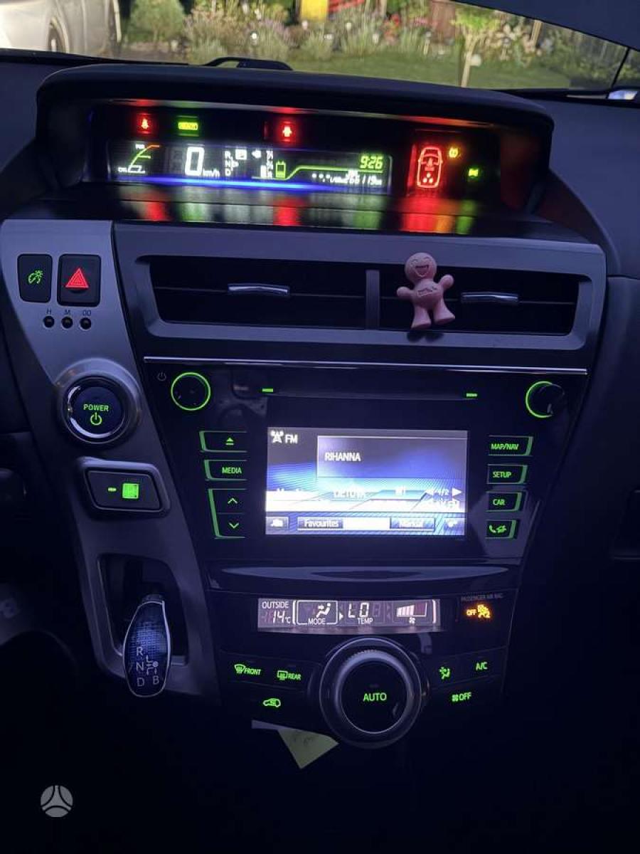 Black Toyota Prius 2015 in Mazeikiai, with an engine capacity of 1.80 L and mileage of 266 thousand km for 9100 €, photo 11 on AUTOMOTO.COM.LV