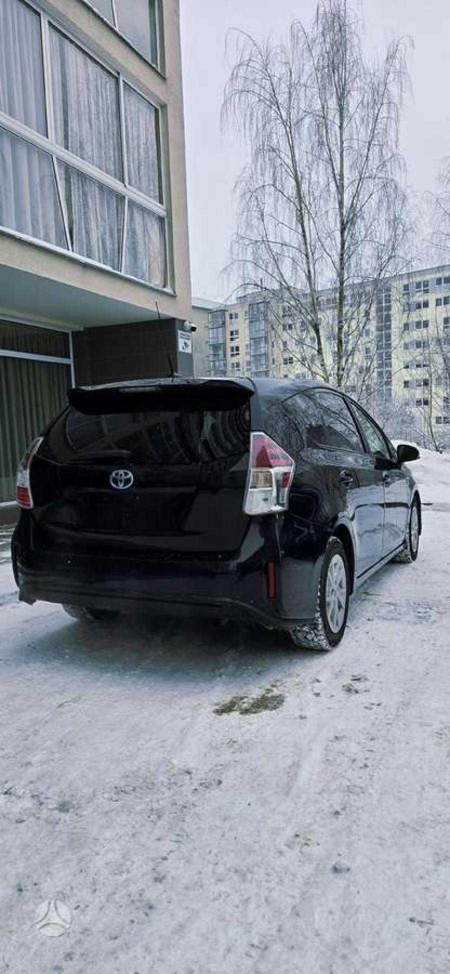 Black Toyota Prius 2016 in Vilnius, with an engine capacity of 1.80 L and mileage of 288 thousand km for 11400 €, photo 3 on AUTOMOTO.COM.LV