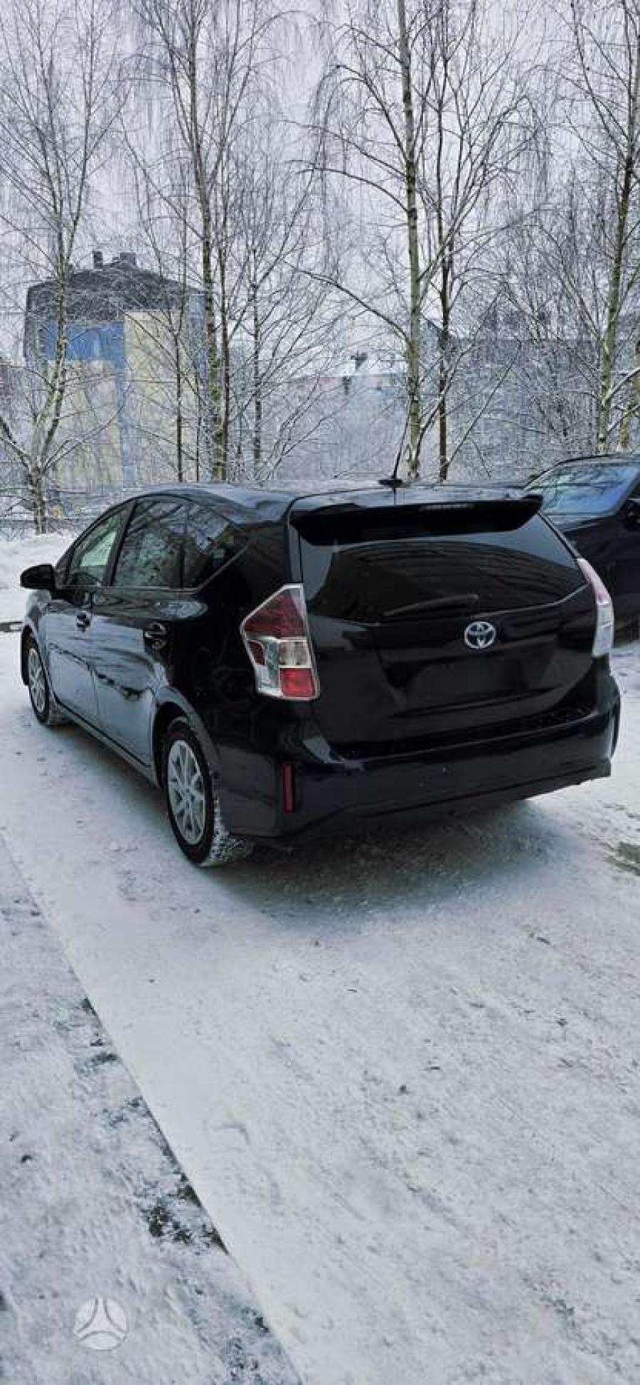 Black Toyota Prius 2016 in Vilnius, with an engine capacity of 1.80 L and mileage of 288 thousand km for 11400 €, photo 4 on AUTOMOTO.COM.LV