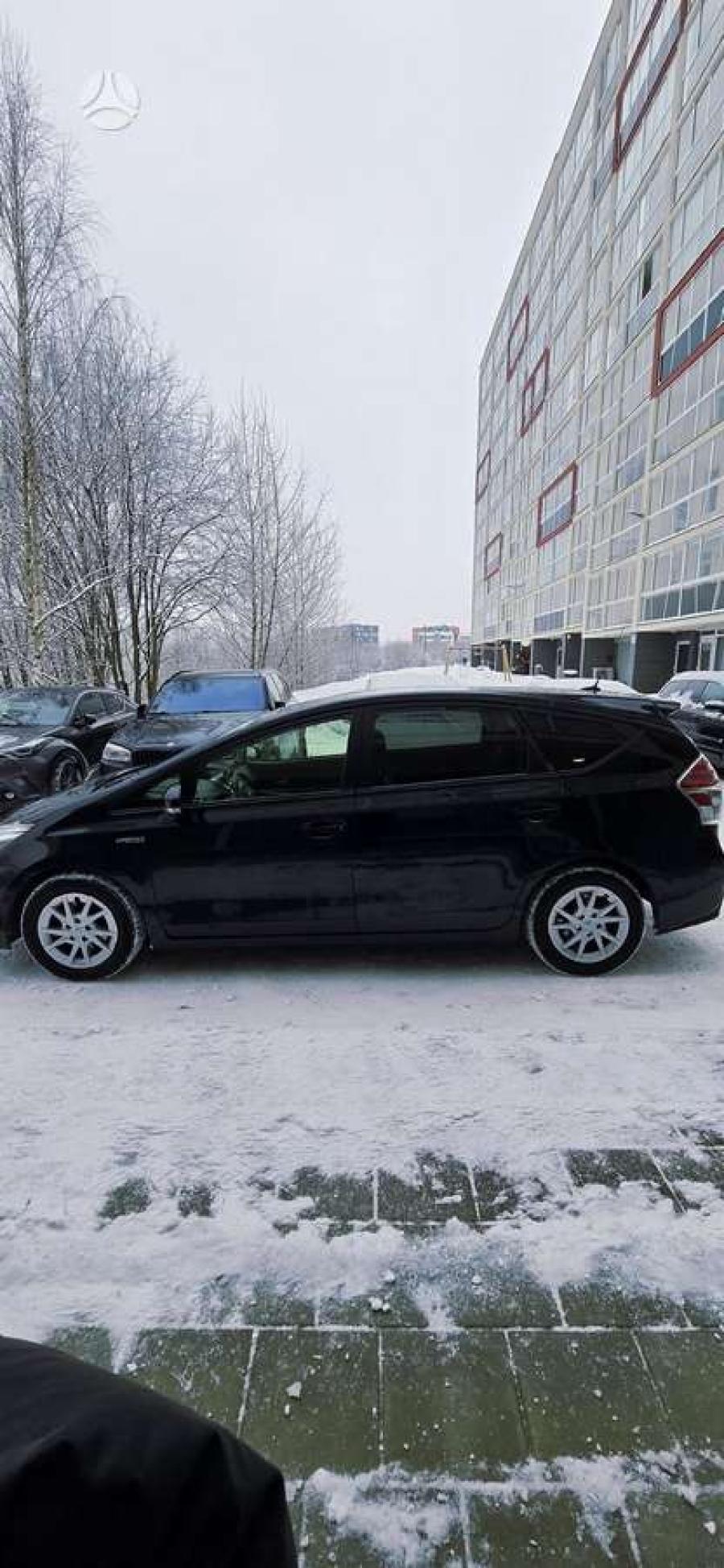 Black Toyota Prius 2016 in Vilnius, with an engine capacity of 1.80 L and mileage of 288 thousand km for 11400 €, photo 5 on AUTOMOTO.COM.LV