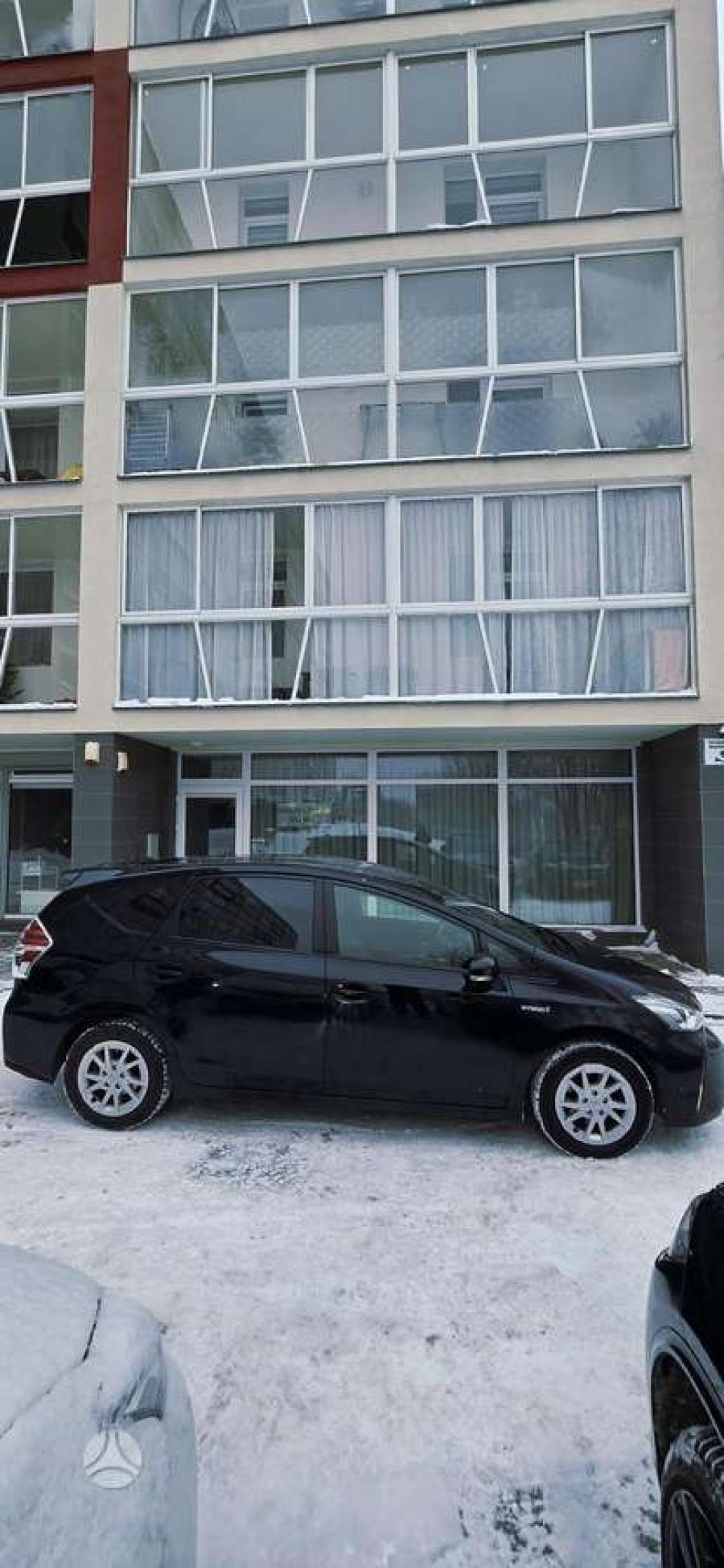 Black Toyota Prius 2016 in Vilnius, with an engine capacity of 1.80 L and mileage of 288 thousand km for 11400 €, photo 6 on AUTOMOTO.COM.LV