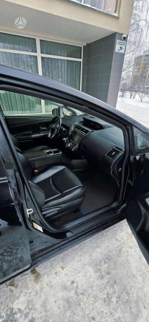Black Toyota Prius 2016 in Vilnius, with an engine capacity of 1.80 L and mileage of 288 thousand km for 11400 €, photo 8 on AUTOMOTO.COM.LV