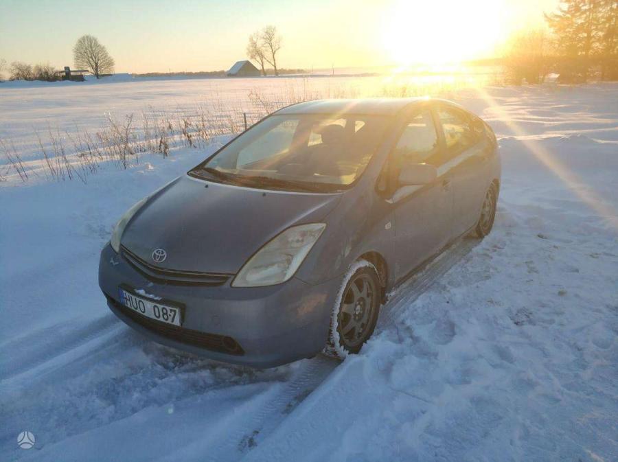 Blue Toyota Prius 2004 in Ukmerge, with an engine capacity of 1.50 L and mileage of 393 thousand km for 2400 €, photo 1 on AUTOMOTO.COM.LV