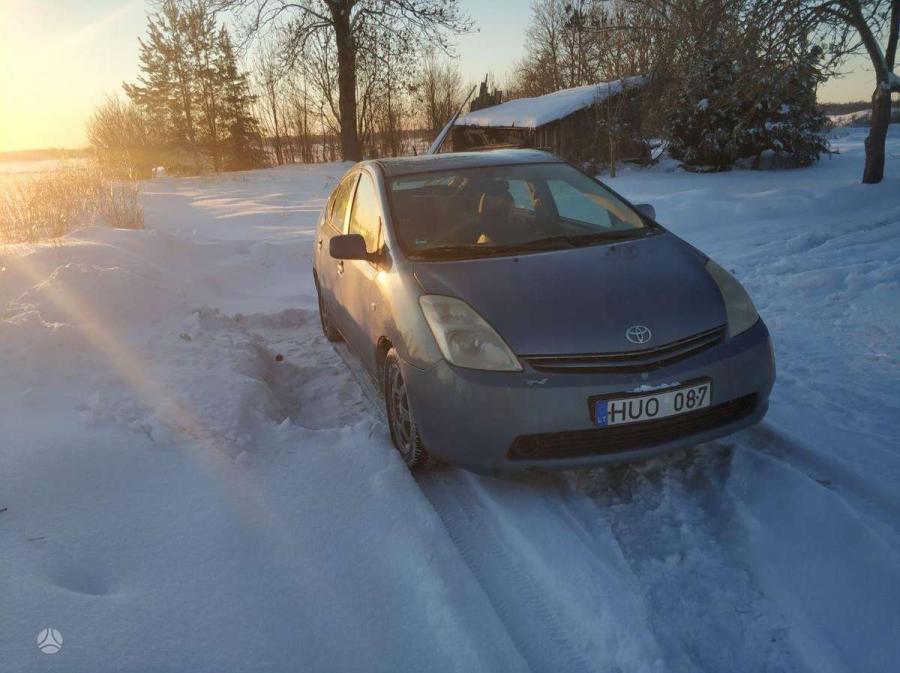 Blue Toyota Prius 2004 in Ukmerge, with an engine capacity of 1.50 L and mileage of 393 thousand km for 2400 €, photo 2 on AUTOMOTO.COM.LV
