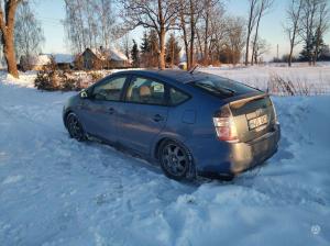 Blue Toyota Prius 2004 in Ukmerge, with an engine capacity of 1.50 L and mileage of 393 thousand km for 2400 €, photo 3 on AUTOMOTO.COM.LV