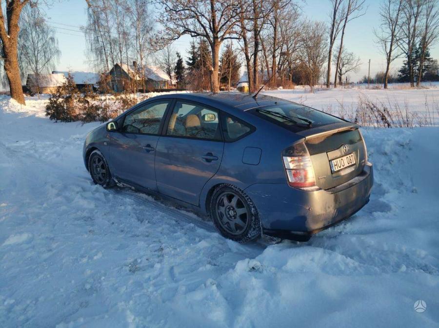 Blue Toyota Prius 2004 in Ukmerge, with an engine capacity of 1.50 L and mileage of 393 thousand km for 2400 €, photo 3 on AUTOMOTO.COM.LV