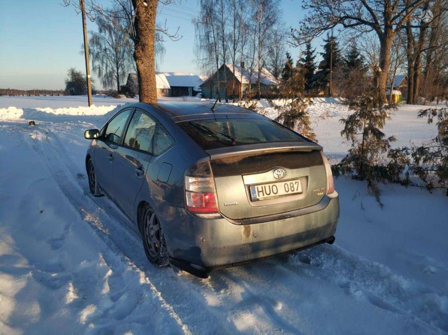 Blue Toyota Prius 2004 in Ukmerge, with an engine capacity of 1.50 L and mileage of 393 thousand km for 2400 €, photo 4 on AUTOMOTO.COM.LV