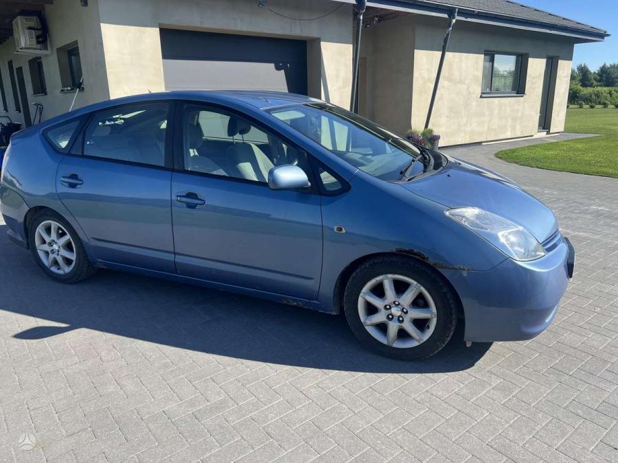 Blue Toyota Prius 2004 in Siauliai, with an engine capacity of 1.50 L and mileage of 300 thousand km for 900 €, photo 1 on AUTOMOTO.COM.LV